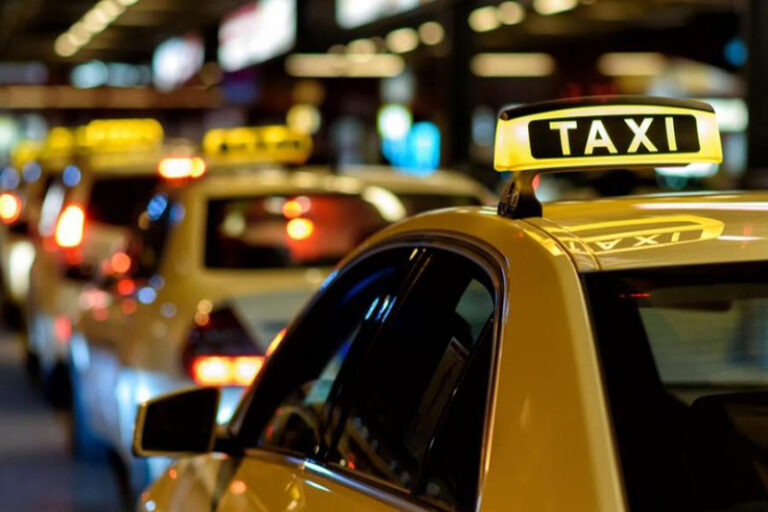 Αθήνα 17/12/2025: Μη καταβολή Δώρου Χριστουγέννων οδηγών ταξί, έτους ...